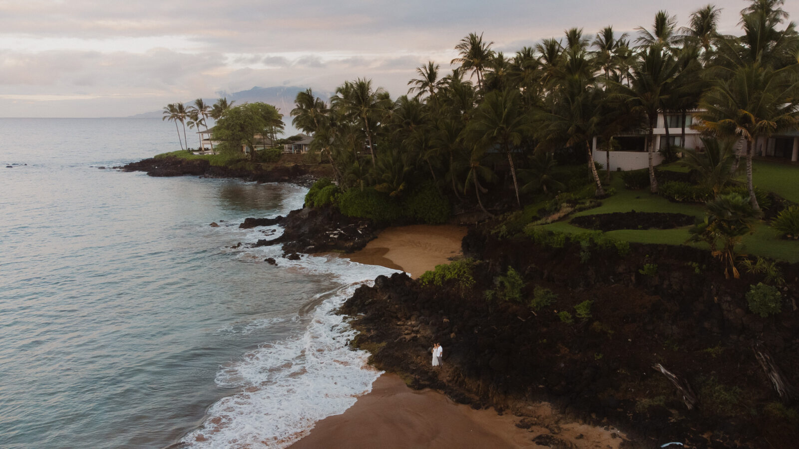 Danielle & Ray’s Beach & Cliffside Maui Elopement ...